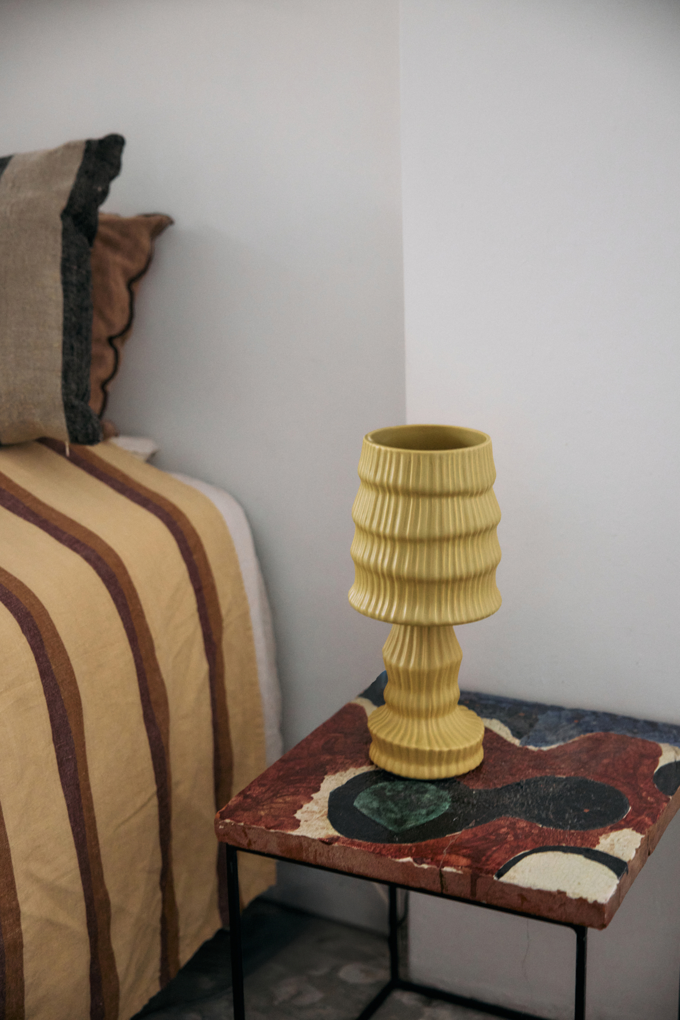 Ceramic table lamp, ochre | HKLIVING